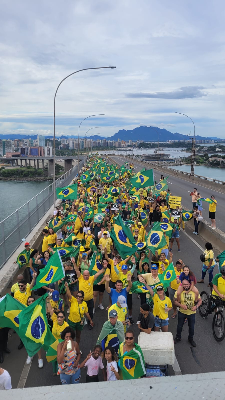 Em manifestação, bolsonaristas rezam em cima da Terceira Ponte - ES HOJE