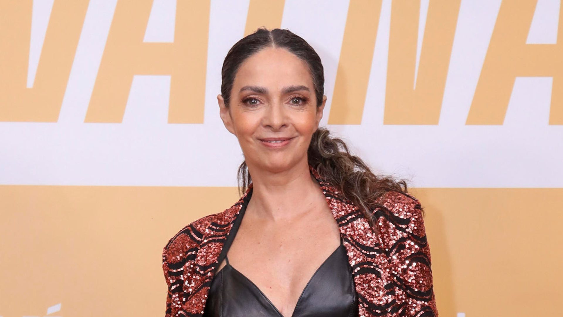 Claudia Ohana comemora chegada dos 60 com roupas mais curtas e avisa ...