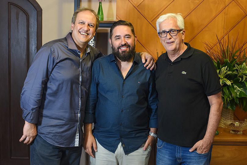 Aron Toczek comemora 50 anos ao lado de amigos - ES HOJE