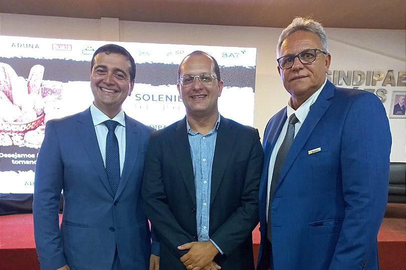 Arquiteta comemora aniversário à beira mar - ES HOJE