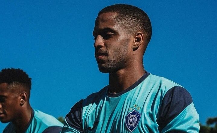 Vitória renova contrato com o lateral Foguete para a temporada 2026 ...