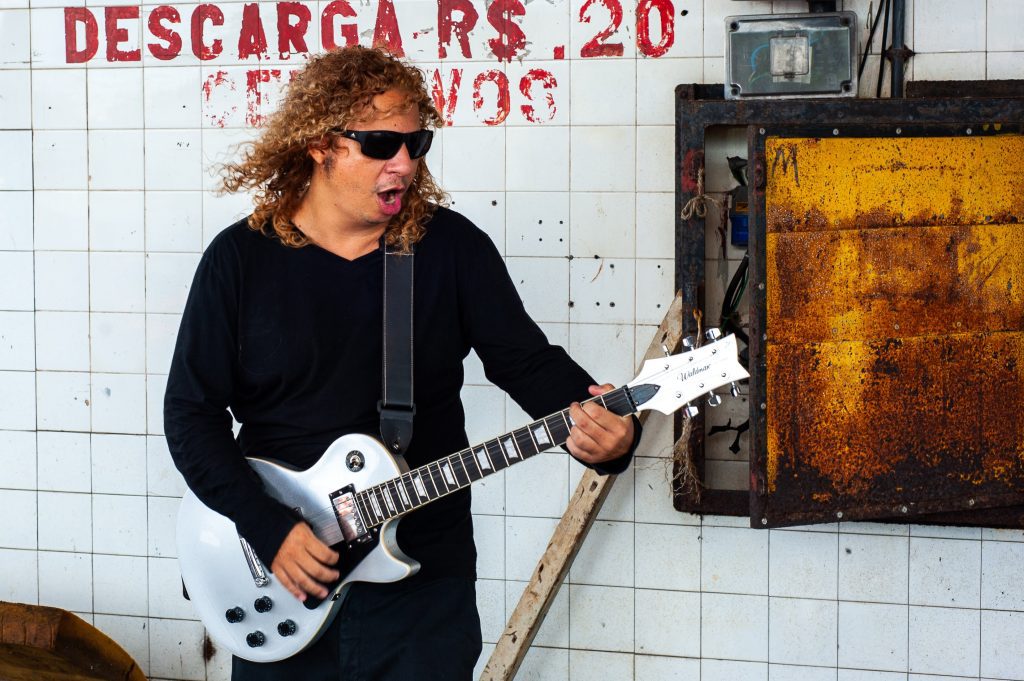 Jorman da Penha faz pré-lançamento de disco solo com ensaio no morro ...