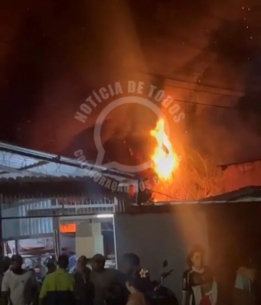 Ferro-velho pega fogo no bairro Barramares, em Vila Velha - ES HOJE