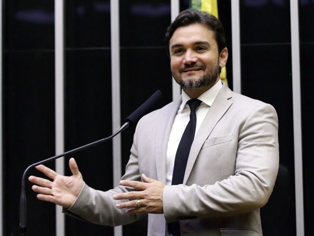 Ministro busca cúpula do União Brasil para permanecer no cargo e mira ...