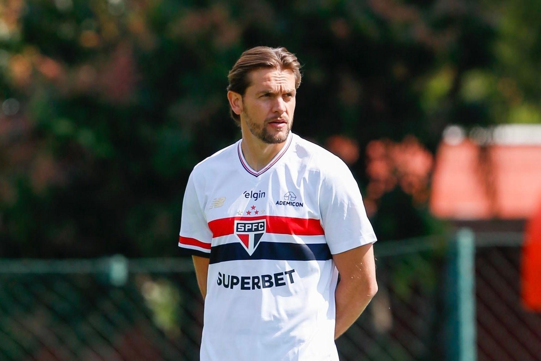 Toloi é apresentado e comemora volta ao São Paulo - ES HOJE