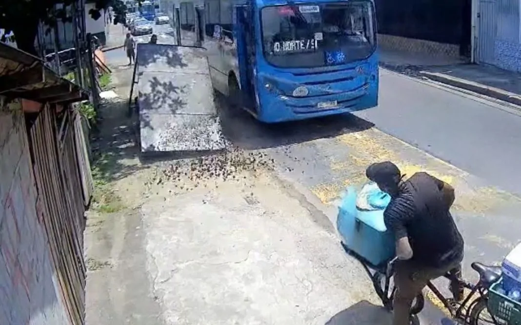 VÍDEO | Ônibus derruba abrigo na Serra e quase atinge homem na calçada ...