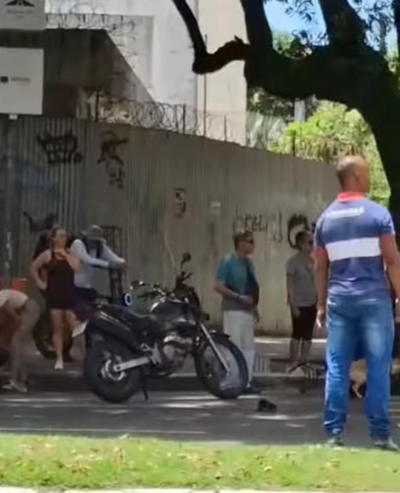 Colisão entre moto e bicicleta deixa três feridos na Praia do Canto ...