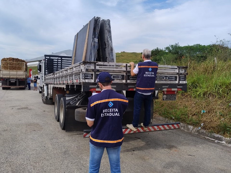 Sefaz flagra transporte irregular de combustível, madeira e pneus no ...